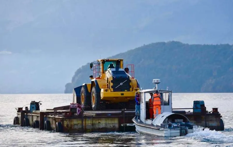 Volvo CE float L260H across Swiss lake | Agg-Net